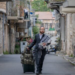 Photo of Hasidic Rabbi Carrying Torah Scroll and Combat Gear Goes Viral ...